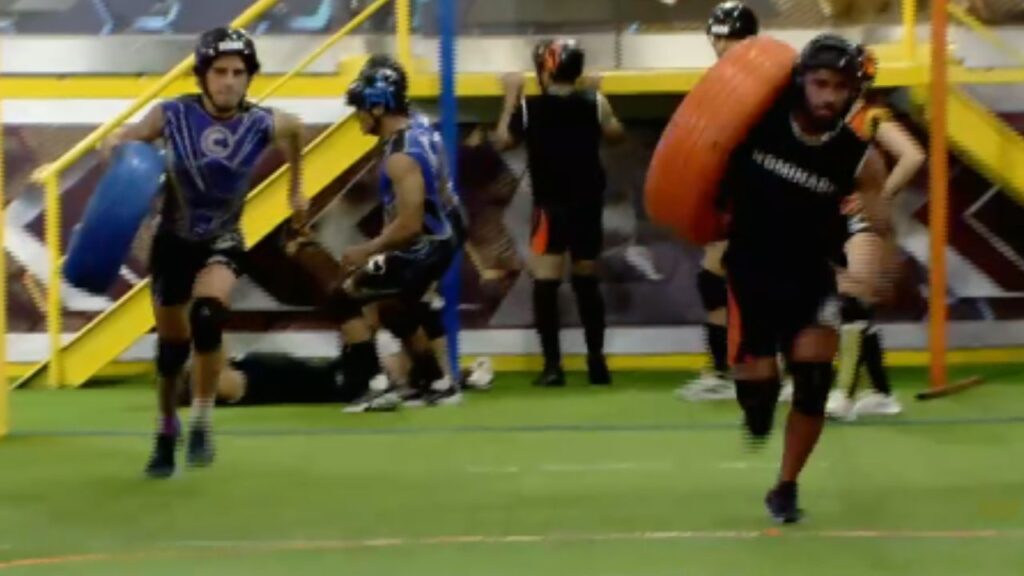 Combate: el reto "3 en raya" enfrenta al equipo naranja y azul en una ...