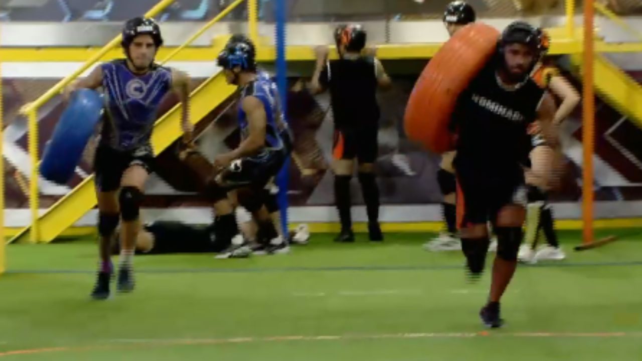 Combate: el reto "3 en raya" enfrenta al equipo naranja y azul en una ...