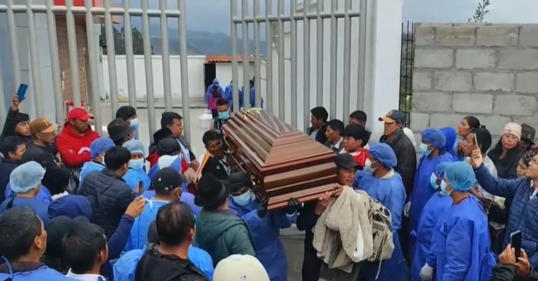 Ambato: Entregan 23 cuerpos a deudos tras tragedia de bus en Simiatug ...
